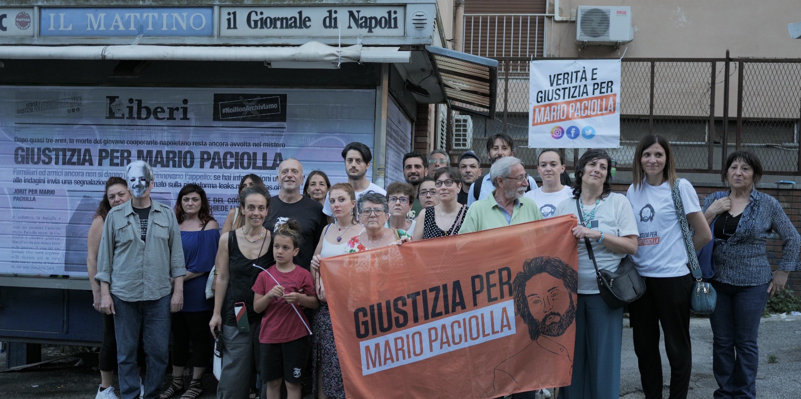 Napoli, edicola rivestita con le prime pagine dei giornali sulla ...