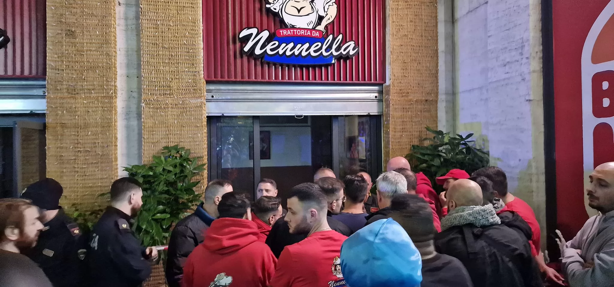 Napoli, in fiamme i nuovi locali della 'Trattoria da Nennella' - Il Desk