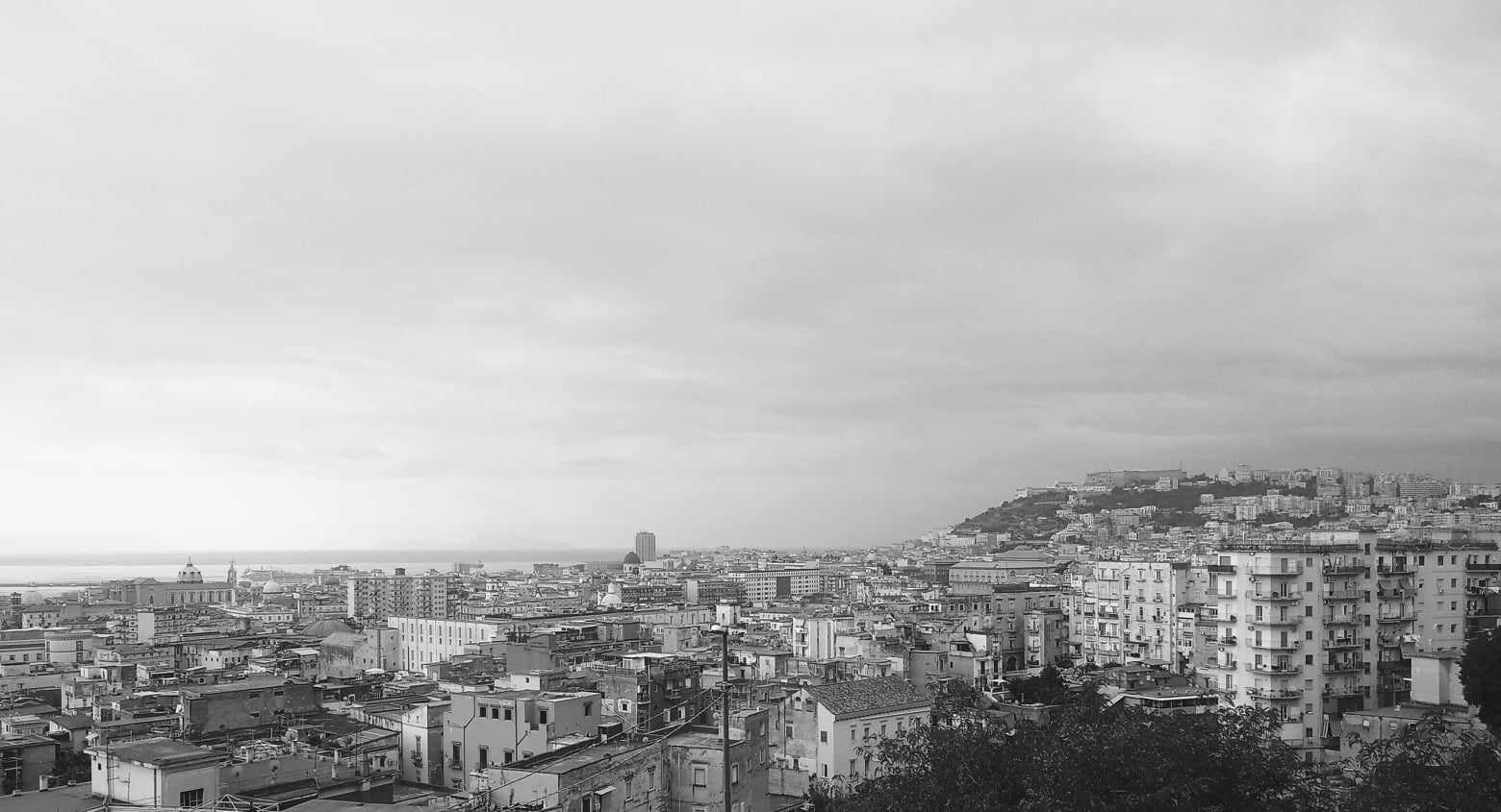 Lungomare di Napoli, la criminalizzazione dei venditori di taralli. Una ...